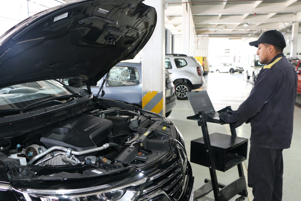 Celebramos el Mes del Técnico: El motor humano que mueve a Renault ...